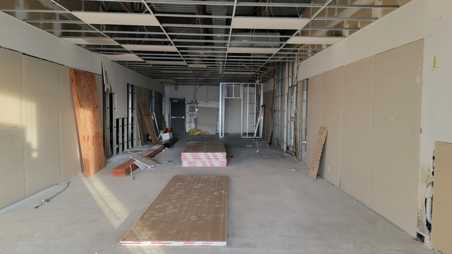 Corner Reef is the Antique Shop of Local Fish Stores | Reef Builders ...